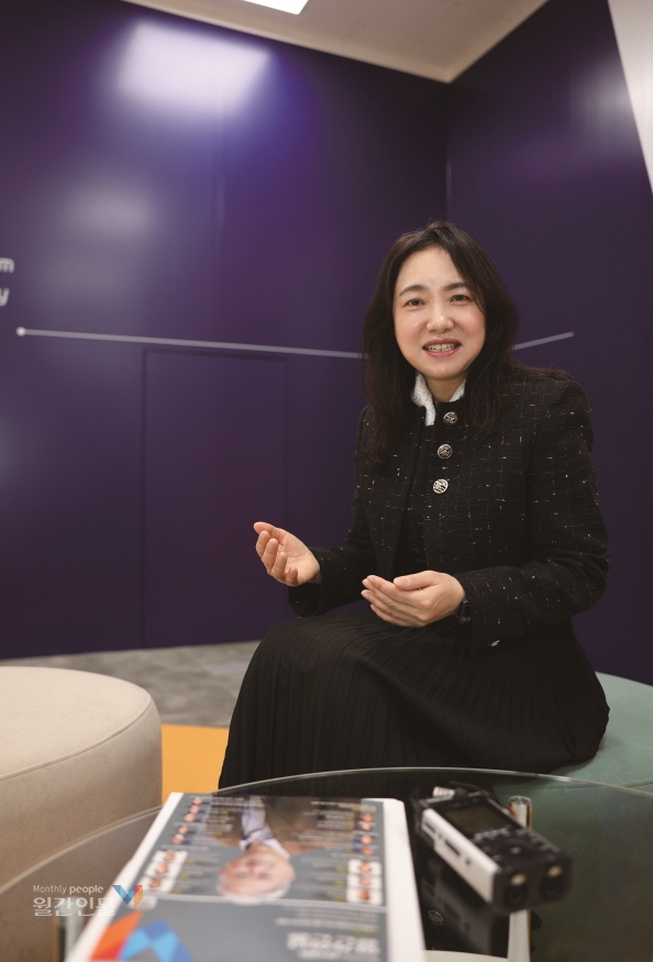 김영희 한국지능정보사회진흥원(NIA) 양자기술활용센터장 - R&D를 넘어 산업화로, 양자산업생태계의 확대로 기술패권 확보에 나선다